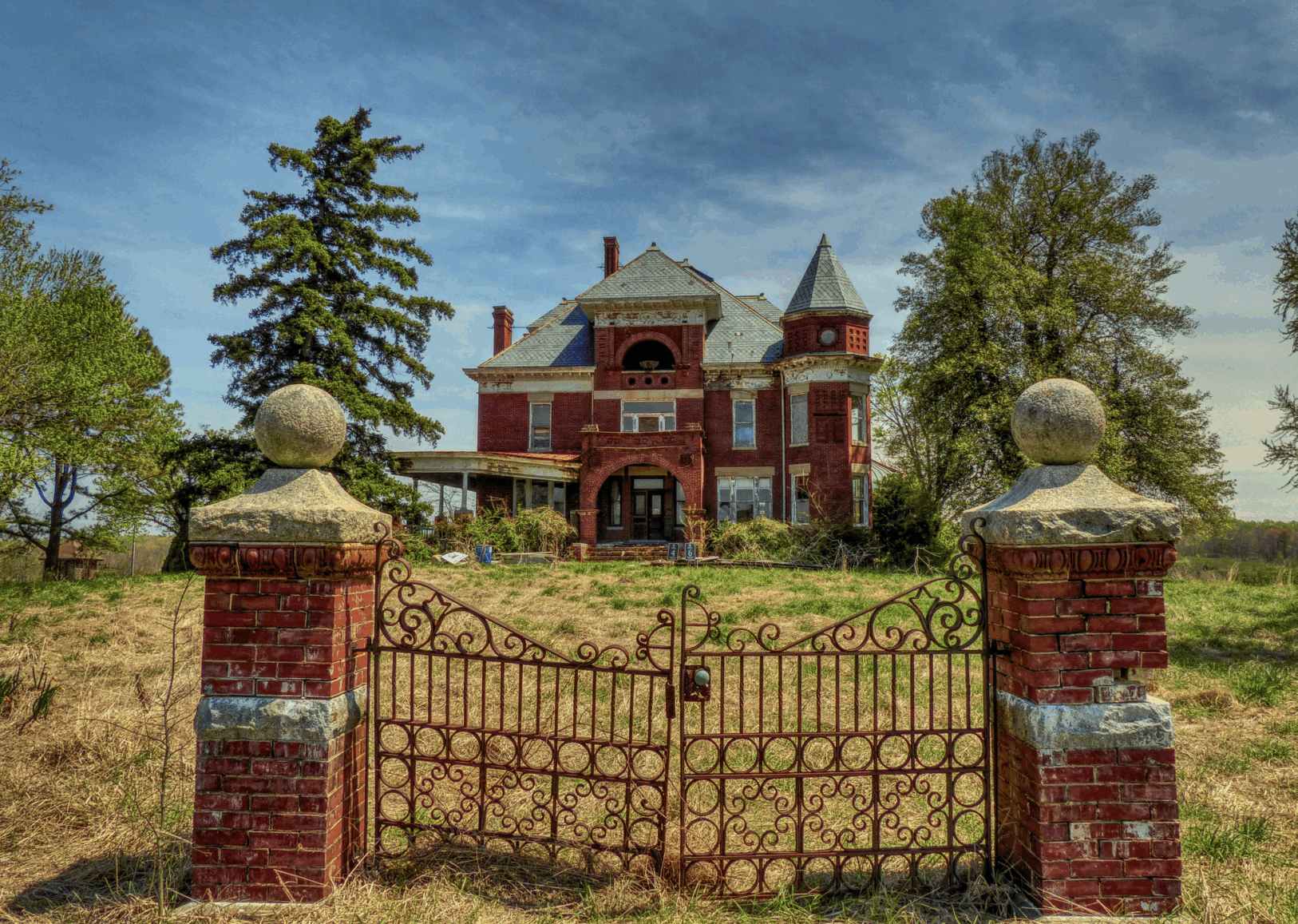 Haunting Abandoned Mansions That Were Once Truly Stunning