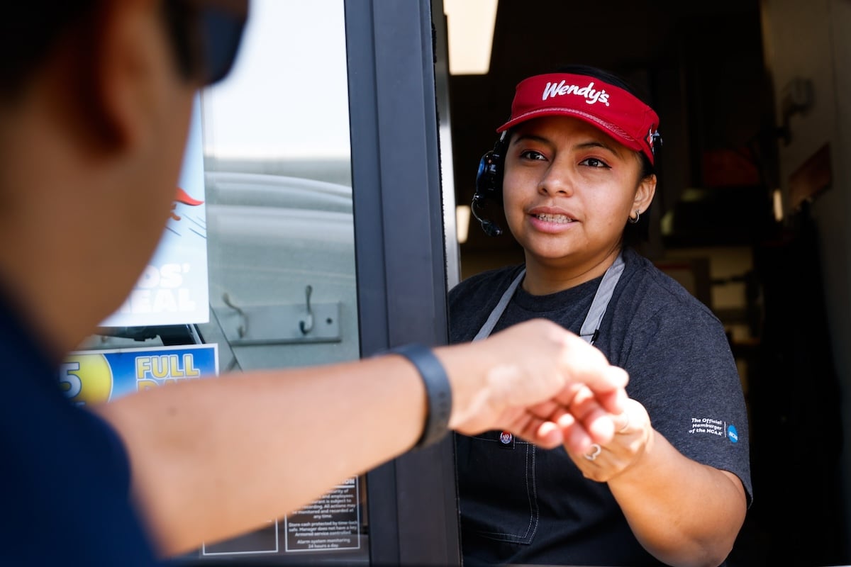 7 Overly Polite Gestures That Fast-Food Employees Hate
