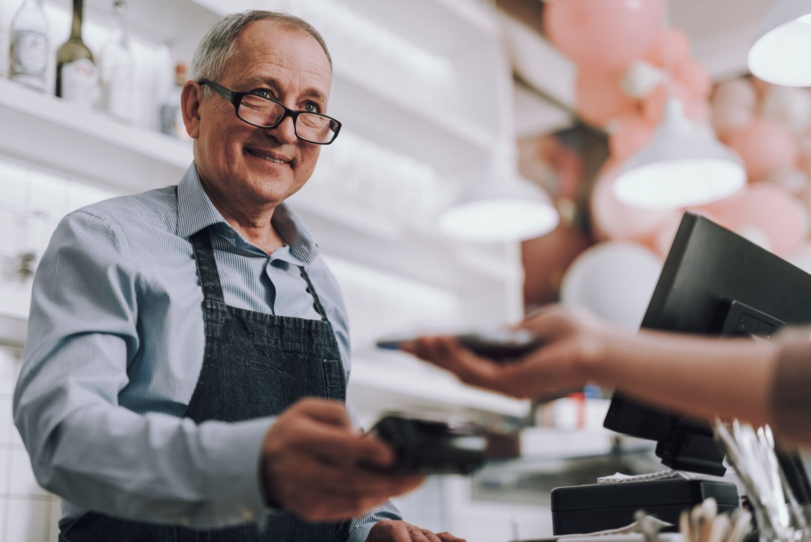 6 Times When Its Okay Not to Tip, According to Experts