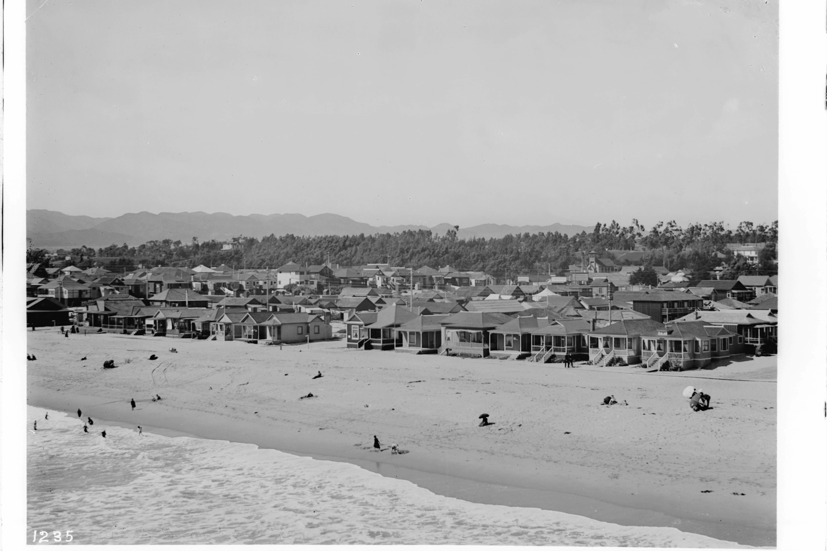 39 Vintage Beach Photos of Summer Fun Over the Decades