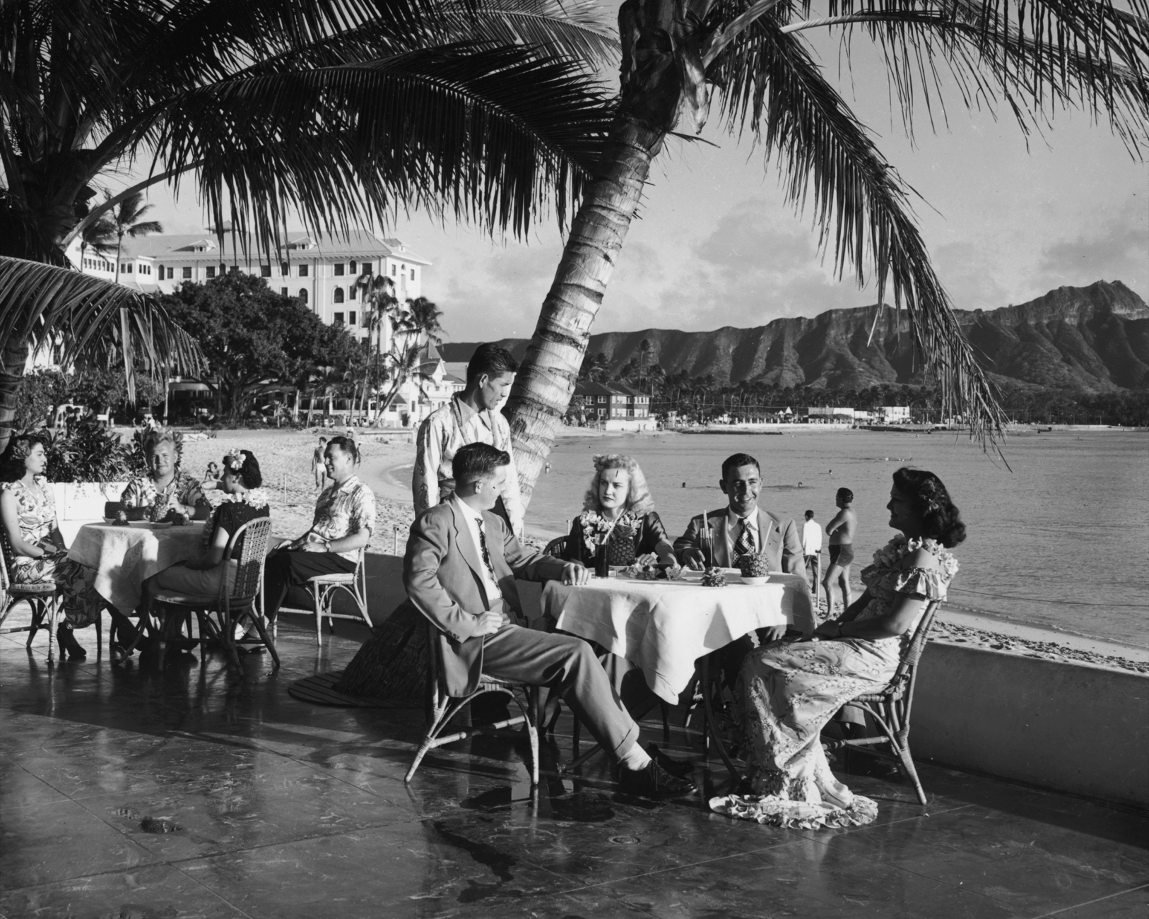 39 Vintage Beach Photos of Summer Fun Over the Decades