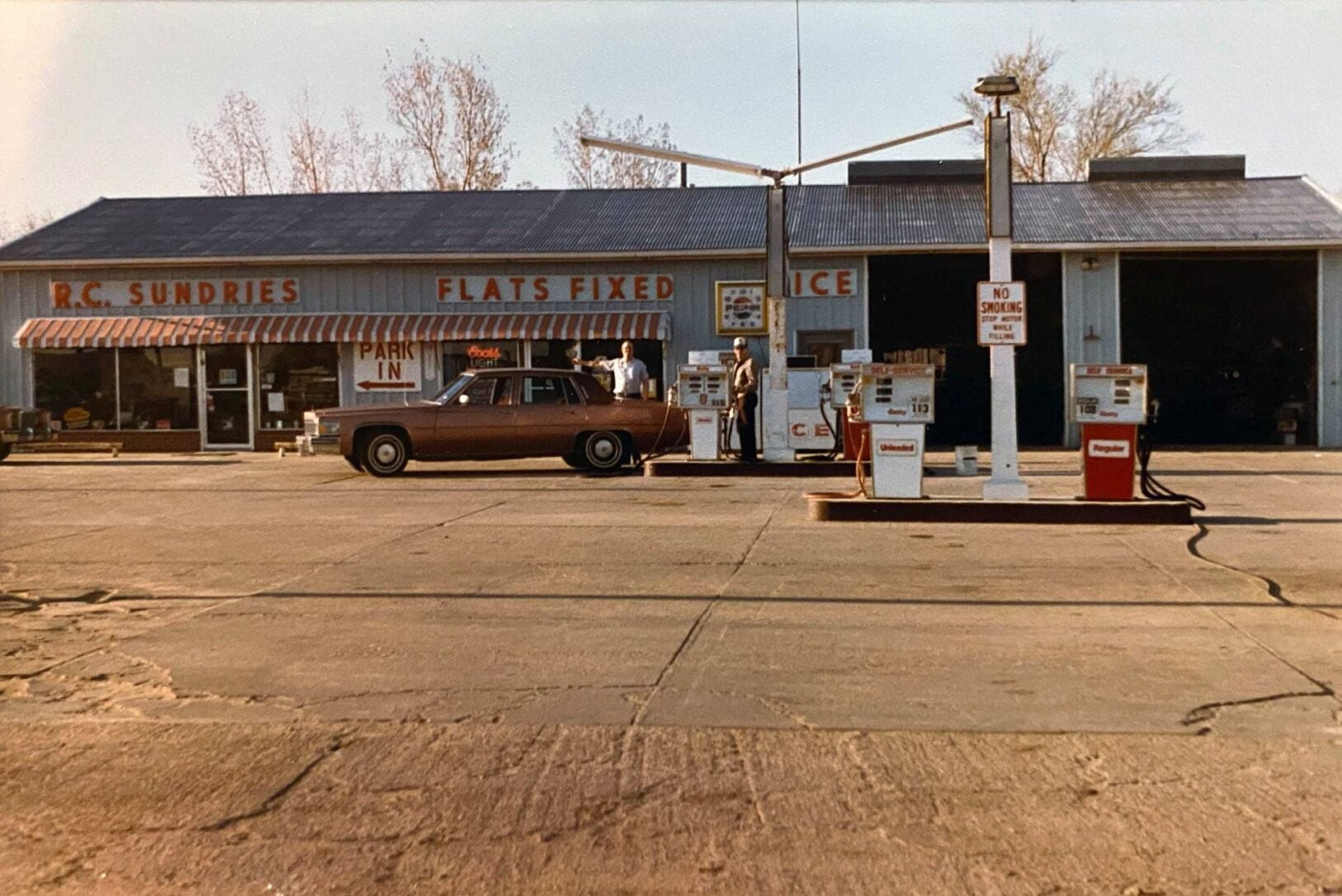 22 Vintage Gas Station Photos From the 1920s–1980s
