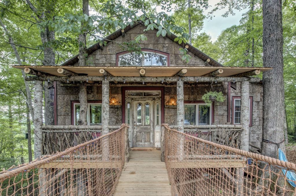 Treehouse Stays With Hotel Comforts in the Middle of Nature