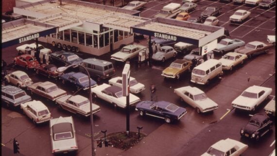 20 Vintage Photos of Gas Stations From Back in the Day