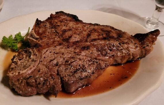 15 Biggest Steaks at Steakhouses Across America - Cheapism