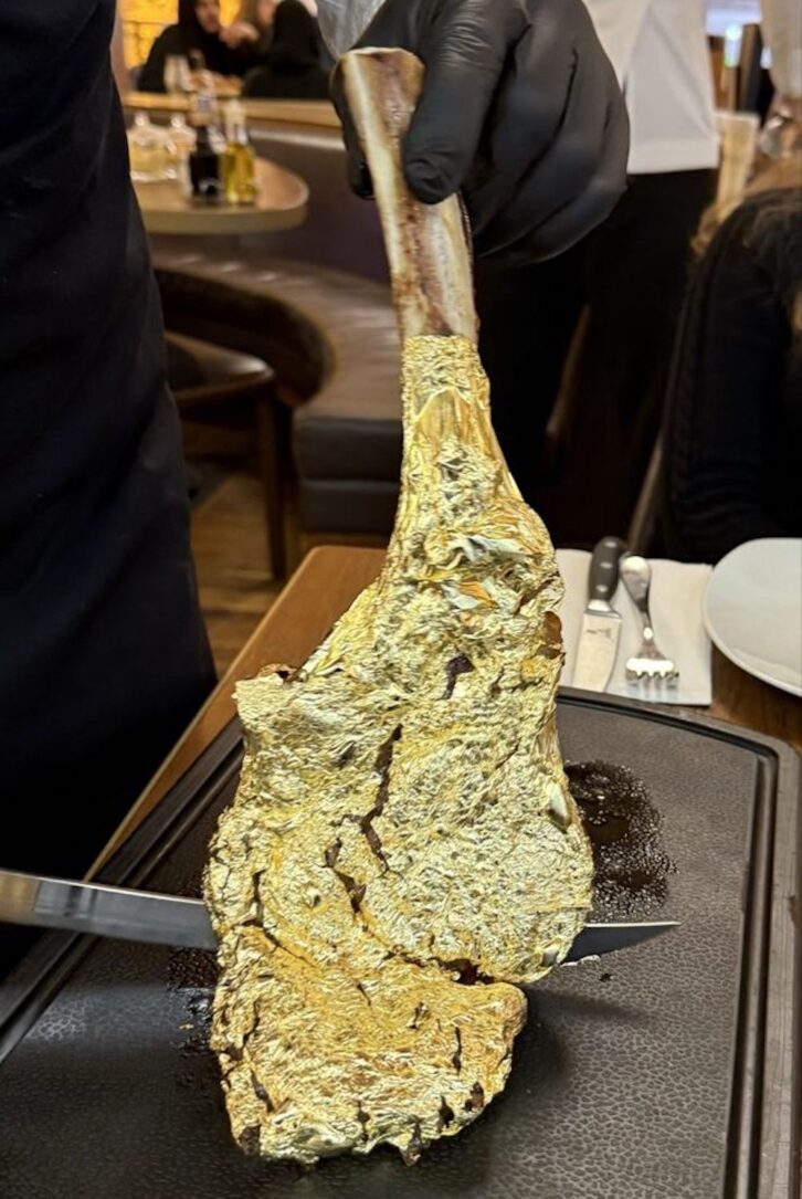 15 Biggest Steaks at Steakhouses Across America - Cheapism